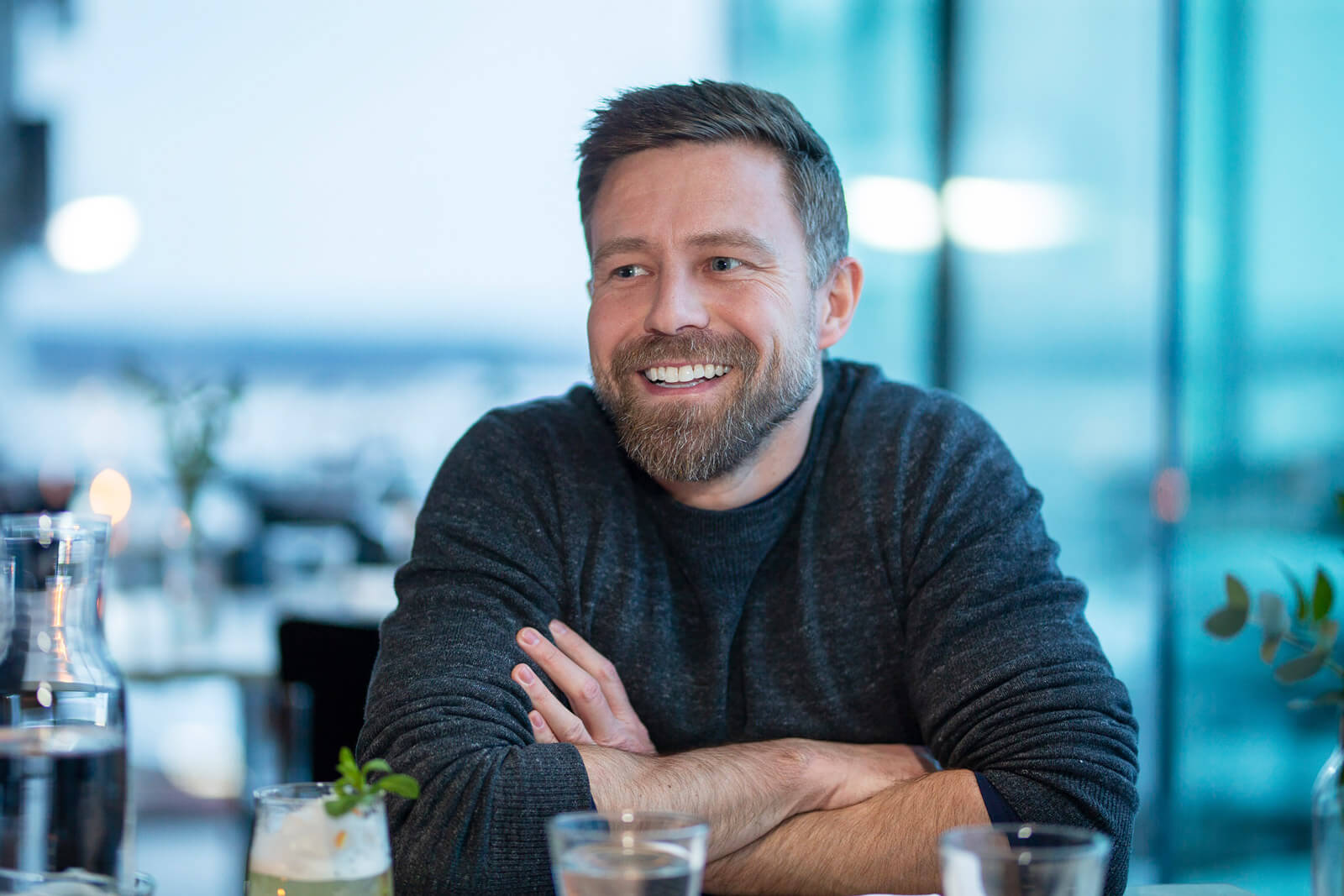 Koomikko Adam Yenser: Huumori voi tavoittaa totuuden paremmin kuin ...