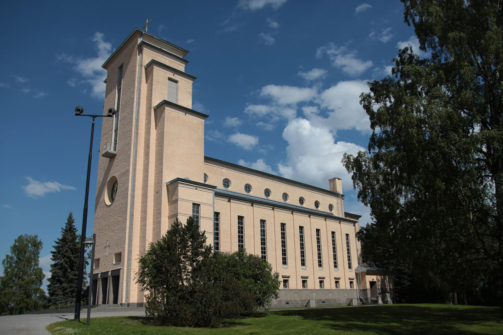 Jo neljäs tuomiokapituli käsittelee kirkkotilojen avaamista samaa sukupuolta oleville pareille ...