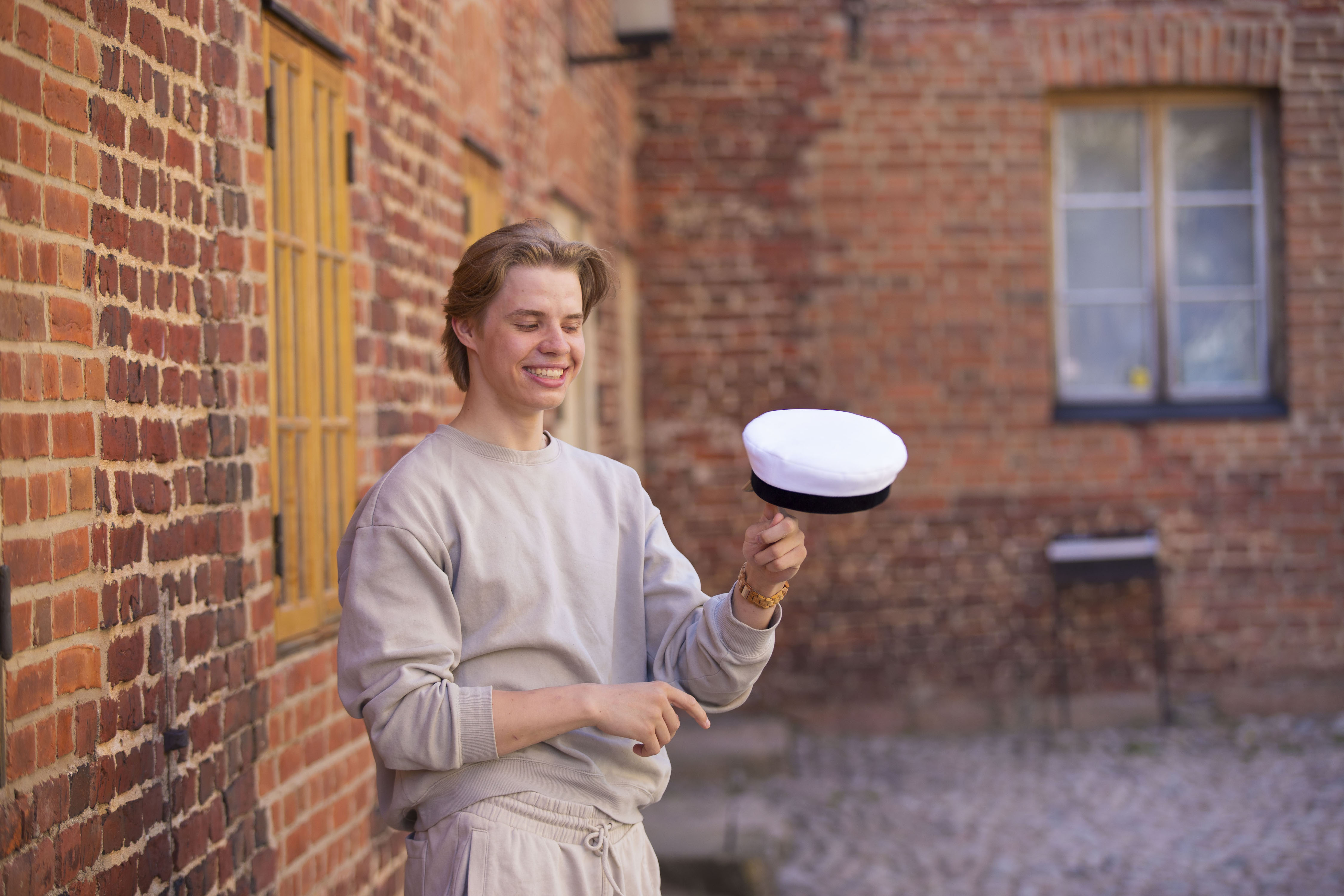 Niilo on yksi kevään valmistuneista – lukiokirjat vaihtuvat pian ...